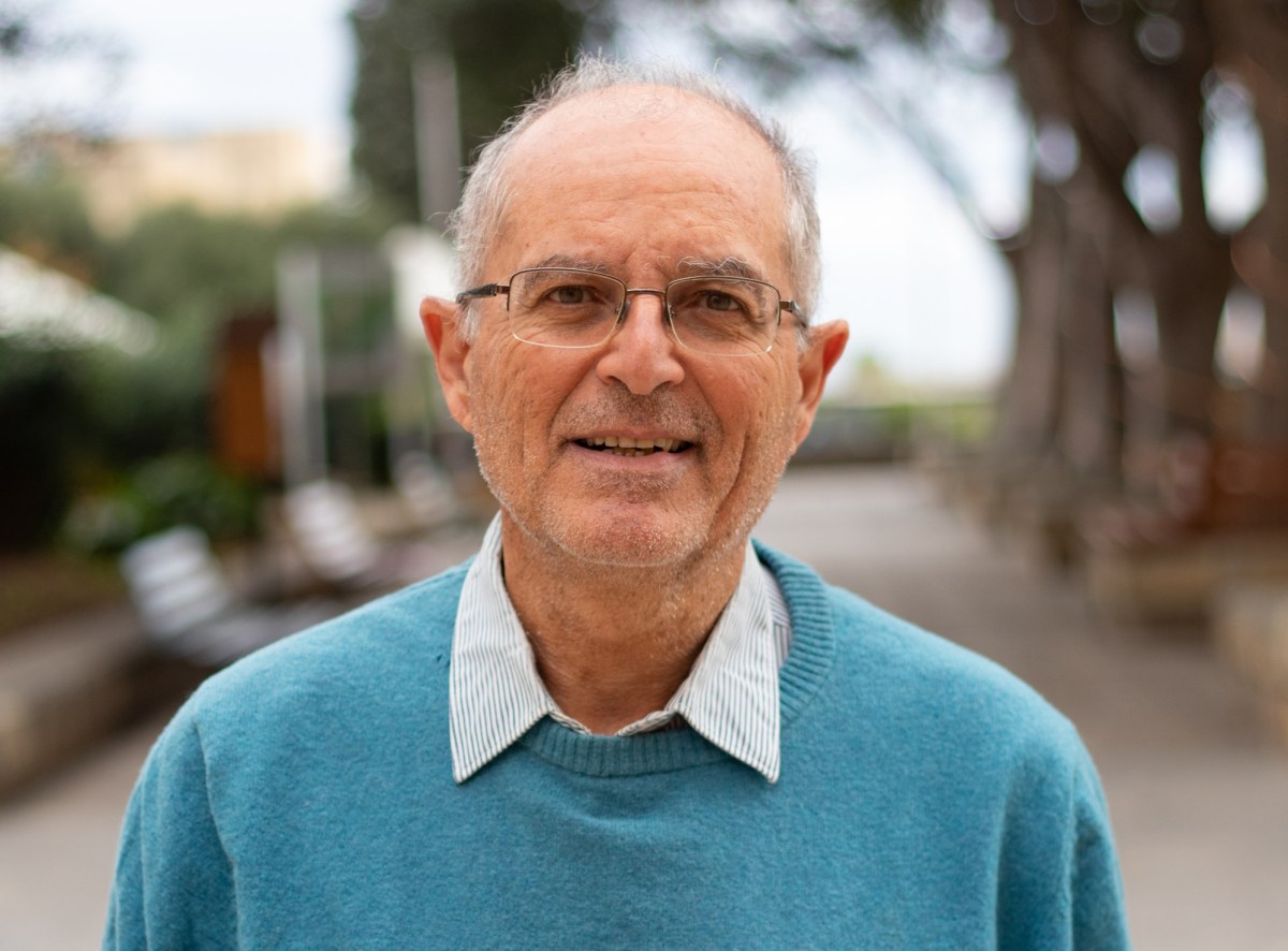 F’Ġieħ Arnold: Id-Ditektiv tad-Dipartiment – adriangrima.org